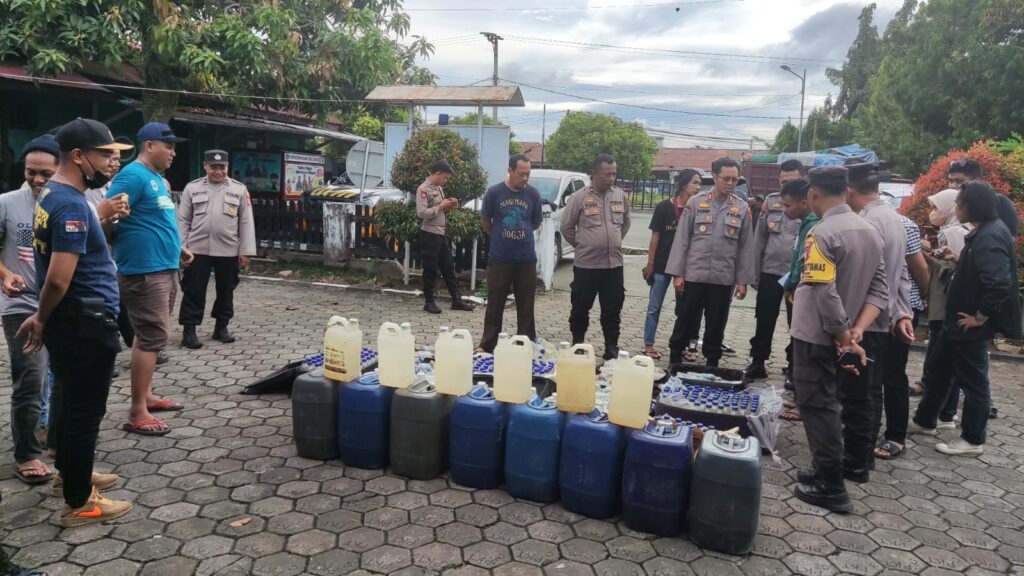 Polisi Sita Ratusan Miras Tradisional Jenis Ciu Dari Seorang Penumpang ...